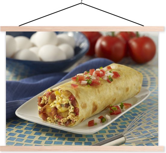 le burrito est décoré de morceaux de tomate et oignon assiette école ...