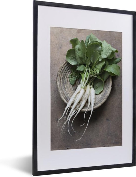 Fotolijst incl. Poster - Een verse witte rammenas met grote bladeren in ...