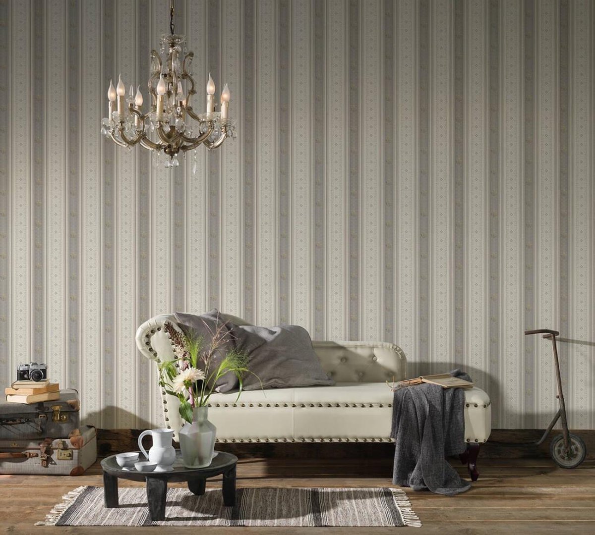 FRANSE LELIE MET KLASSIEKE STREEP BEHANG - Creme Grijs - AS Creation ...