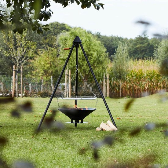Draagbare barbecue met driepoot van hout en draagtas - 60x60x166cm | bol